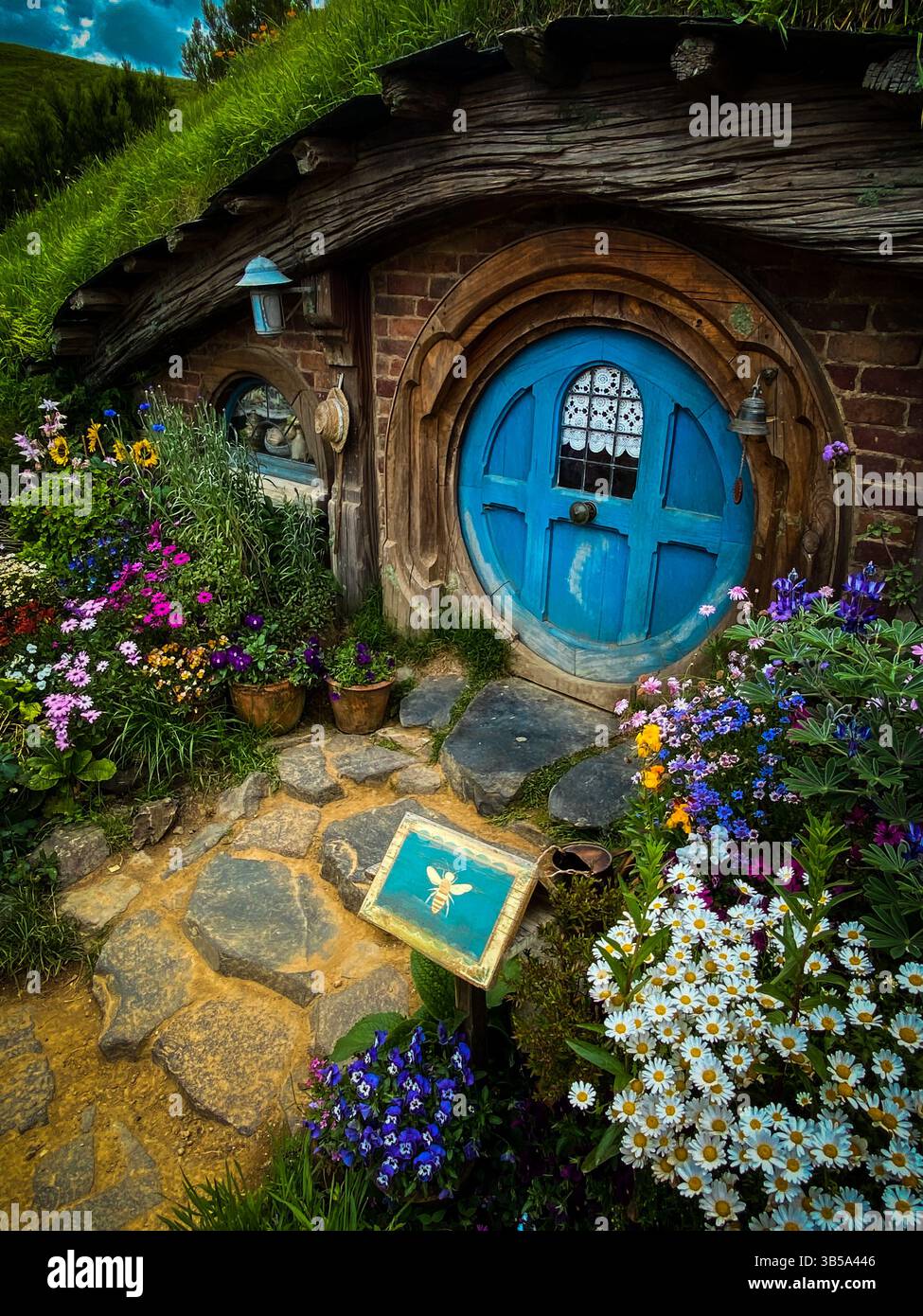 Hobbiton tour of the genuine film location and sets for the Lord of The ...