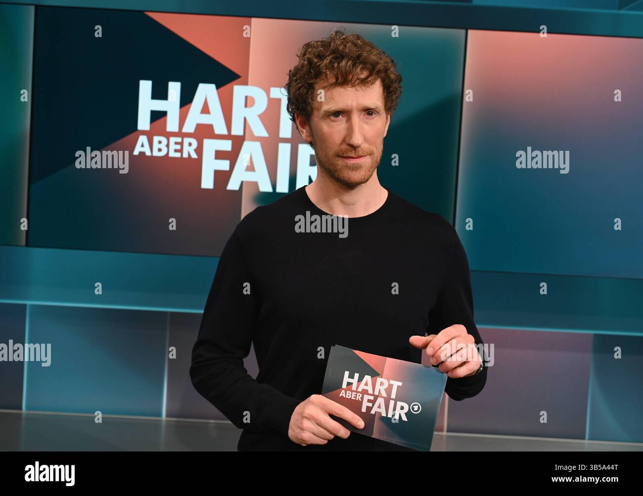Moderator Louis Klamroth in der ARD Talkshow Hart aber Fair ...
