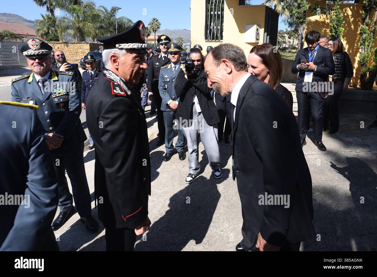 in the photo Pino Maniaci receives the division general Giuseppe Spina ...