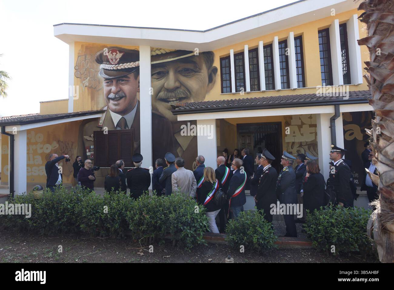 in the photo Pino Maniaci explains to those present the phases of the ...