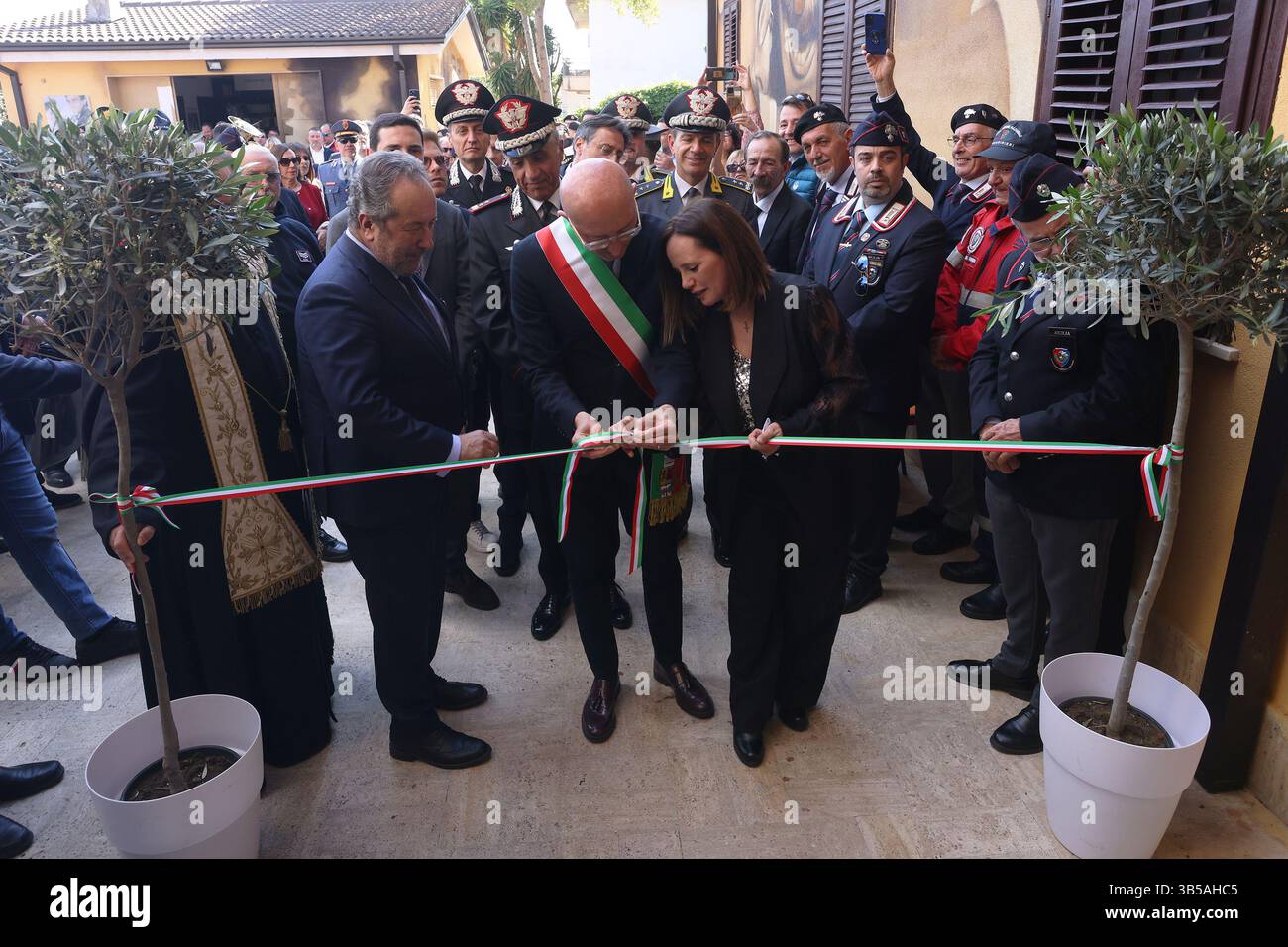 in the photo the ribbon cutting with the prefect of Palermo Massimo ...