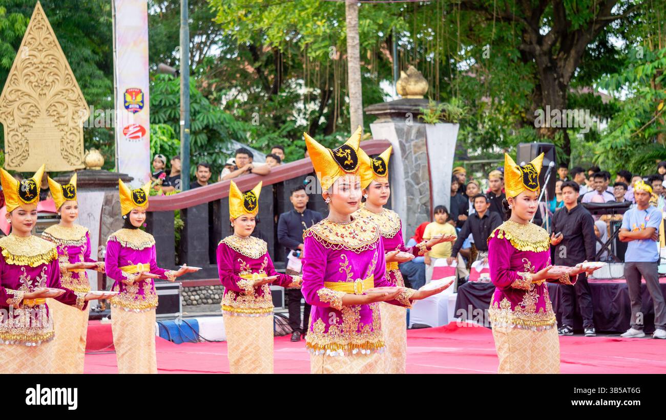 Piring dance (plate dance) from West Sumatra. This dance depicts ...