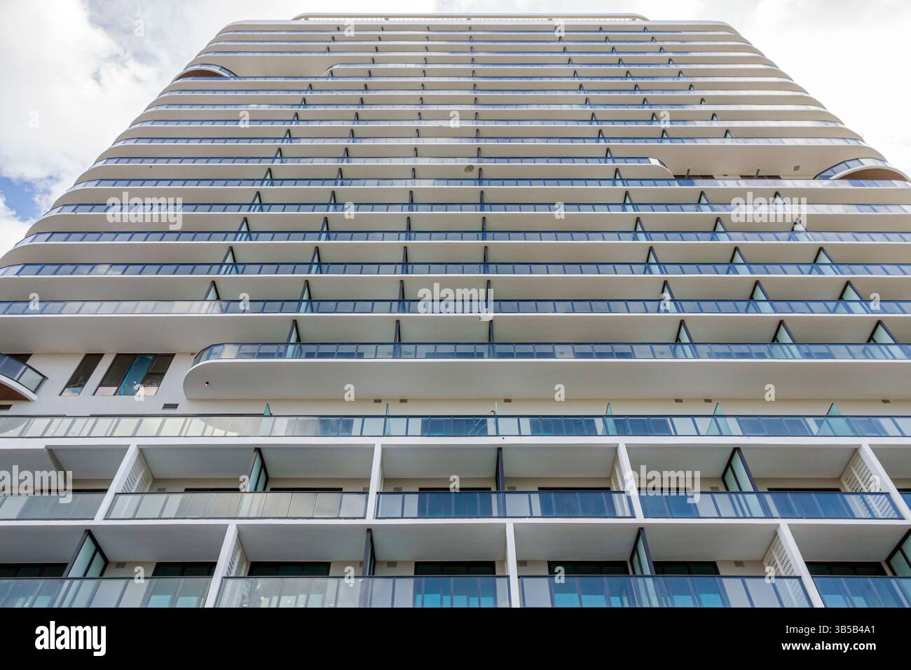 72 park high rise condominium building hi-res stock photography and ...