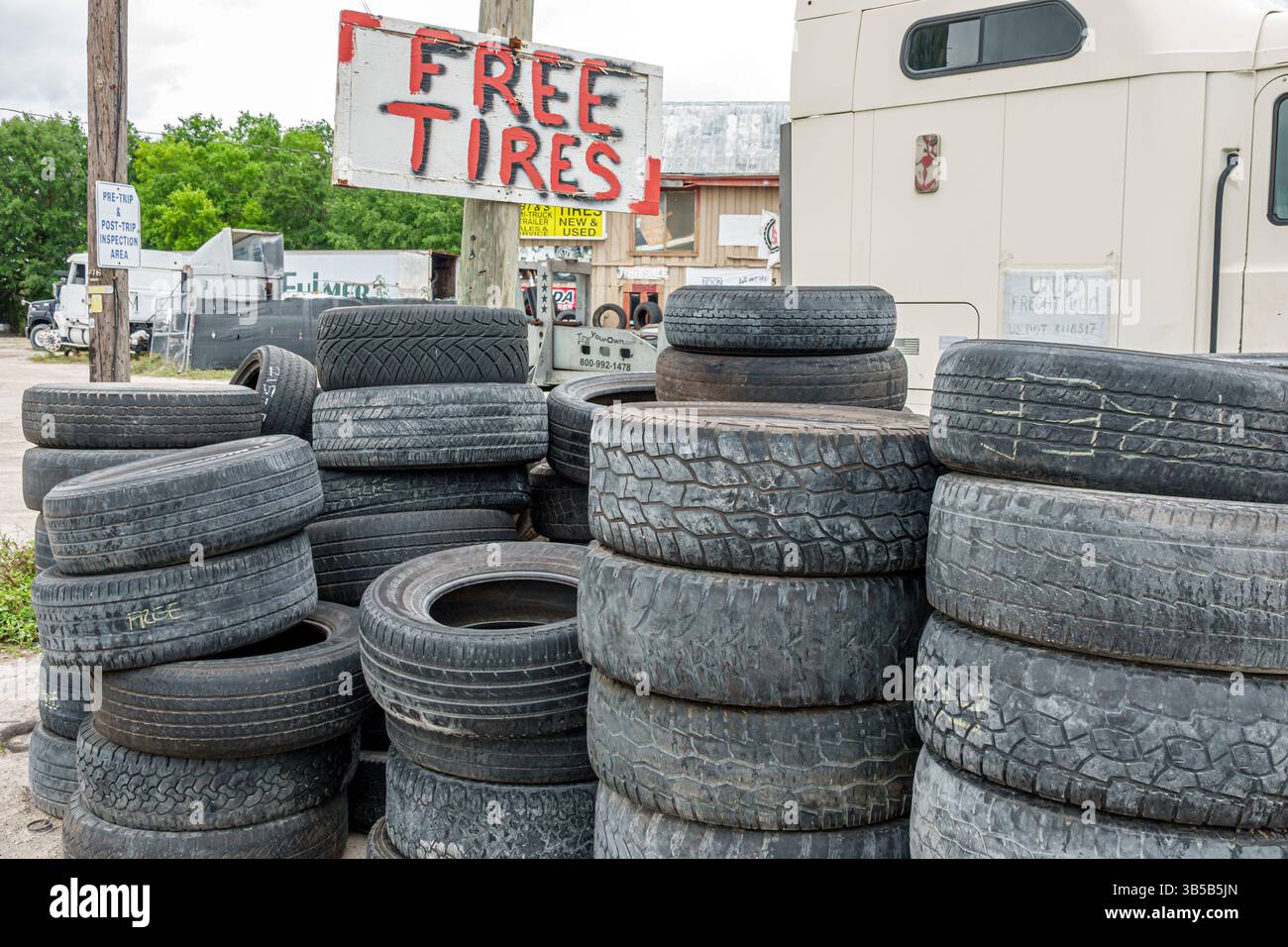 Recycled tire giveaway hi-res stock photography and images - Alamy