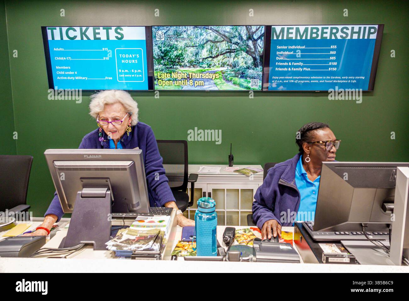 Front admissions desk hi-res stock photography and images - Alamy