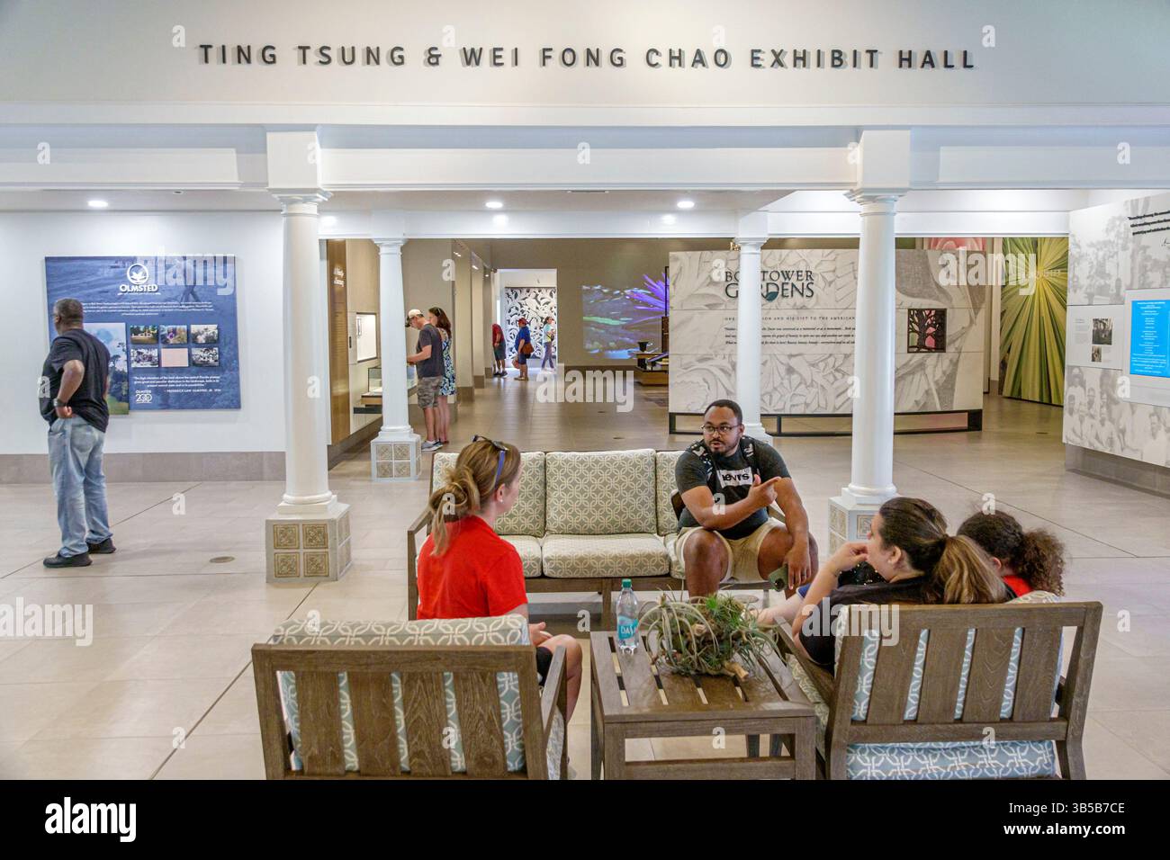 Informal museum seating lounge hi-res stock photography and images - Alamy