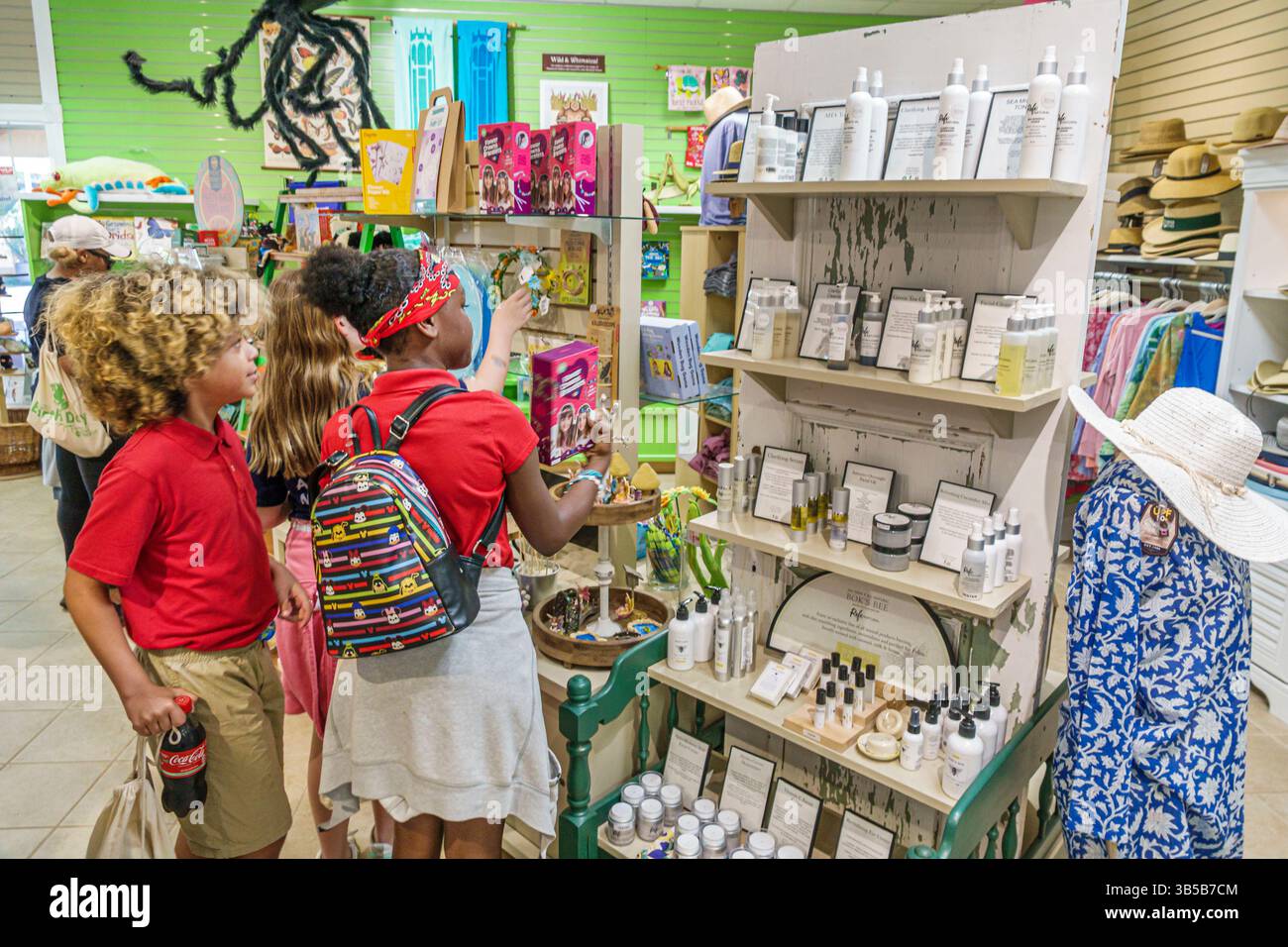 Kids exploring gift store hi-res stock photography and images - Alamy