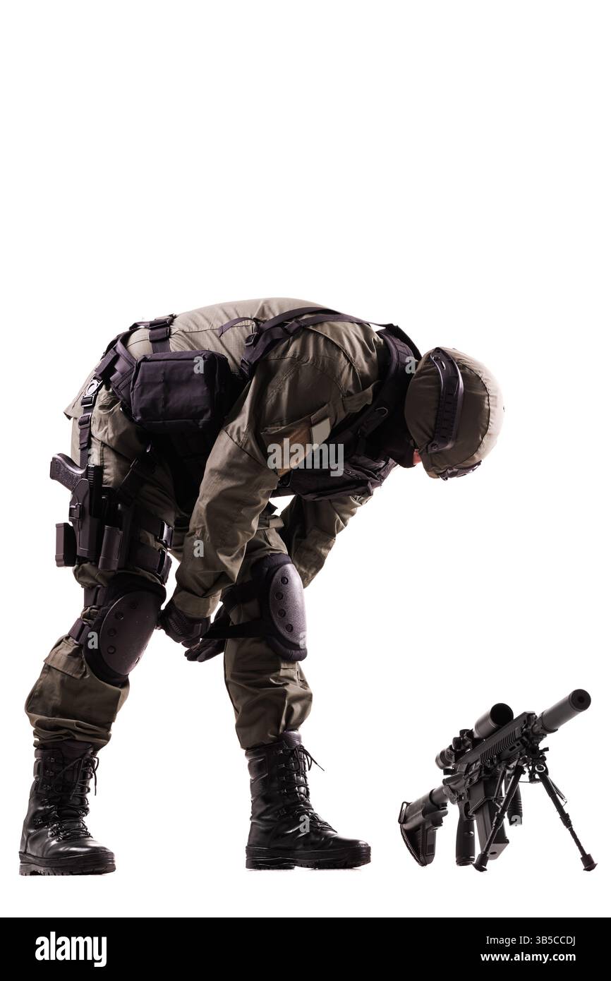 Soldier leaning on rifle hi-res stock photography and images - Alamy