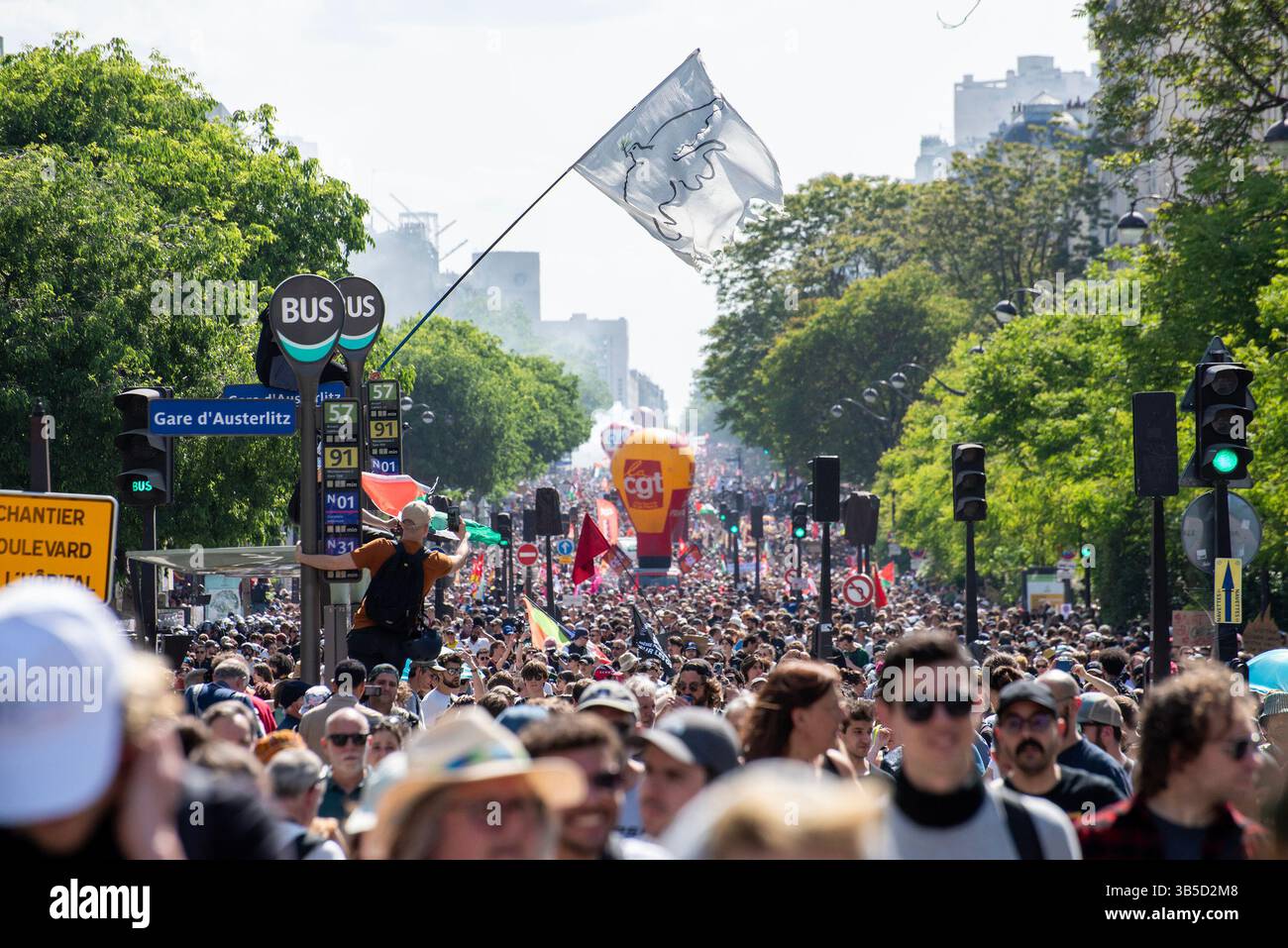 Paris, France. 01st May, 2025. The crowd marches to the Place de la ...