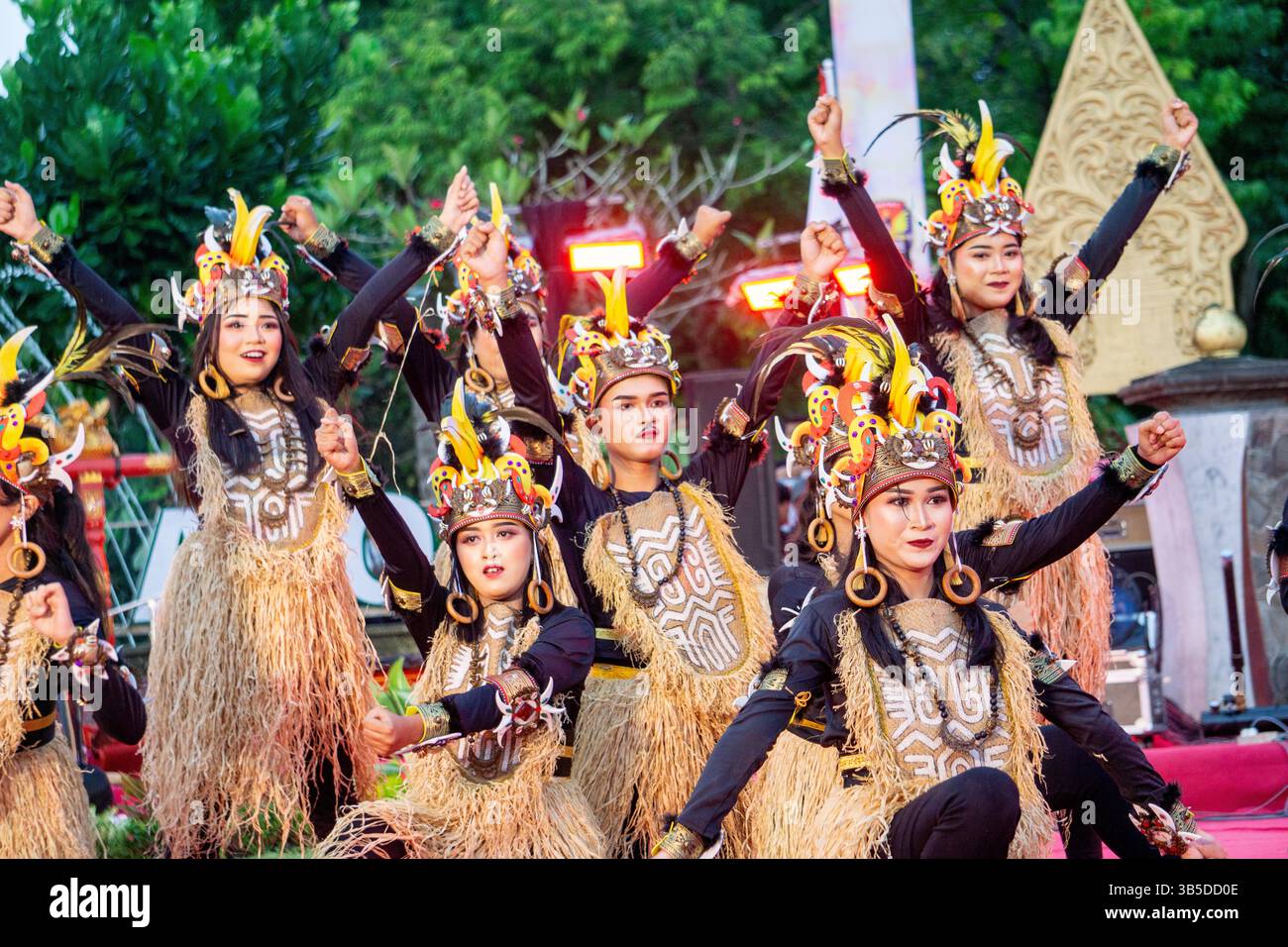 amko Rambe Yamko dance from Papua. This dance depicts the spirit of ...