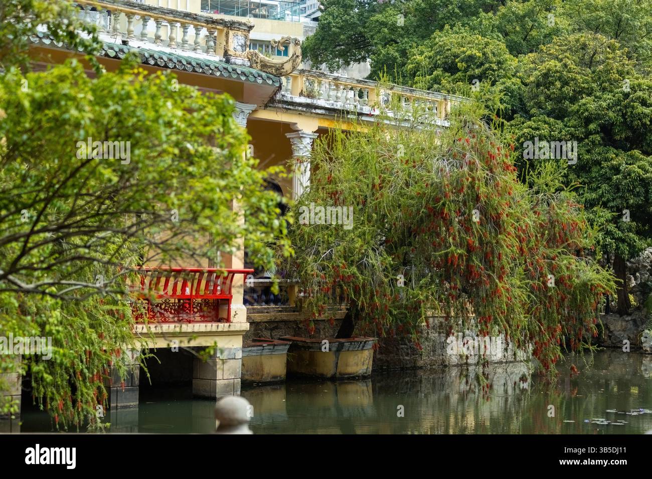 Traditional chinese style gazebo in the Lou Lim Ioc Garden in Macau ...