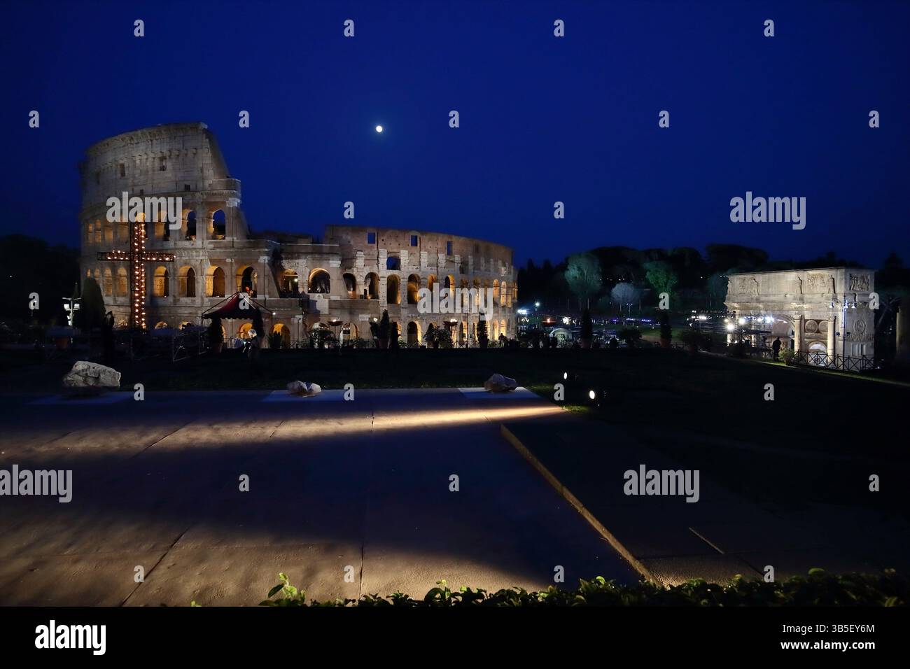 Via Crucis at the Colosseum presided over by Pope Francis on the ...