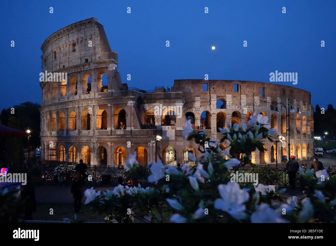 Via Crucis at the Colosseum presided over by Pope Francis on the ...