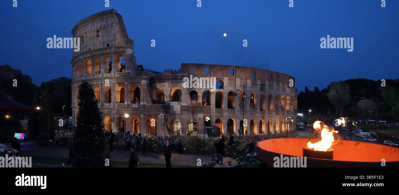 Via Crucis at the Colosseum presided over by Pope Francis on the ...