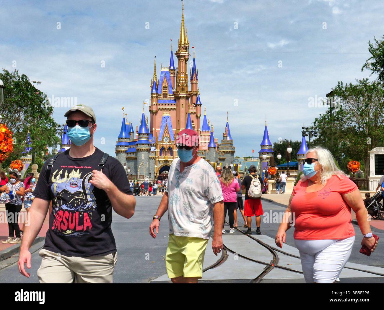 Cinderella castle walk disney world hi-res stock photography and images ...