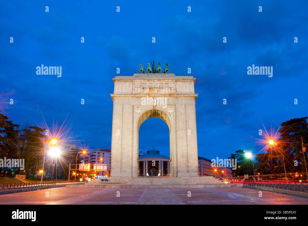 Nighttime view illuminated arch hi-res stock photography and images - Alamy
