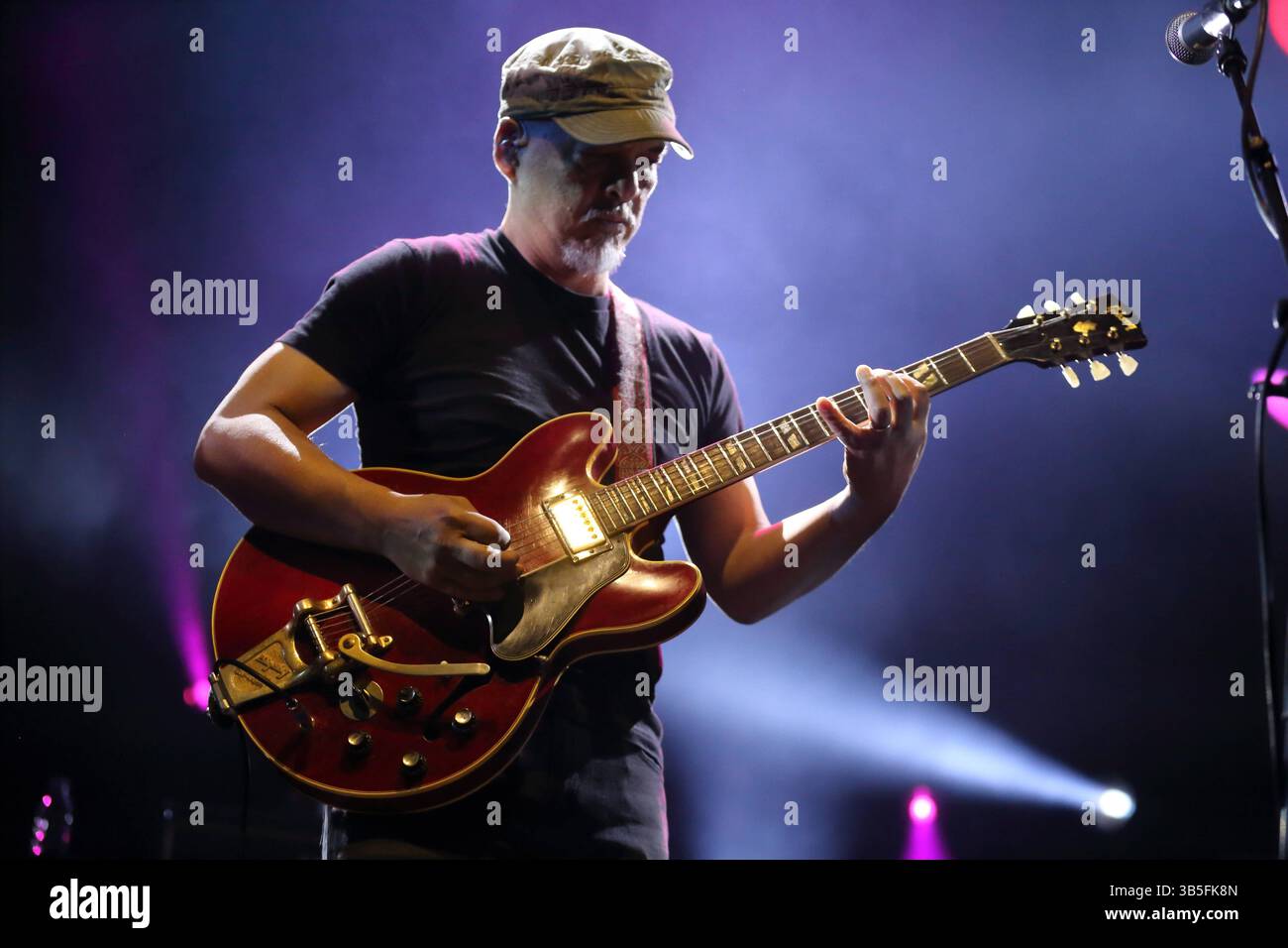 Joey Santiago von der Band Pixies bei einem Konzert im Tempodrom in ...