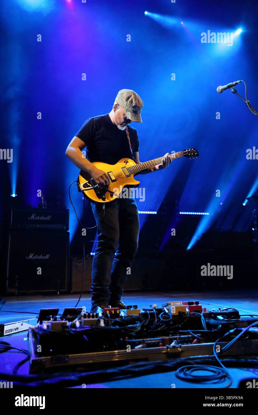 Joey Santiago von der Band Pixies bei einem Konzert im Tempodrom in ...