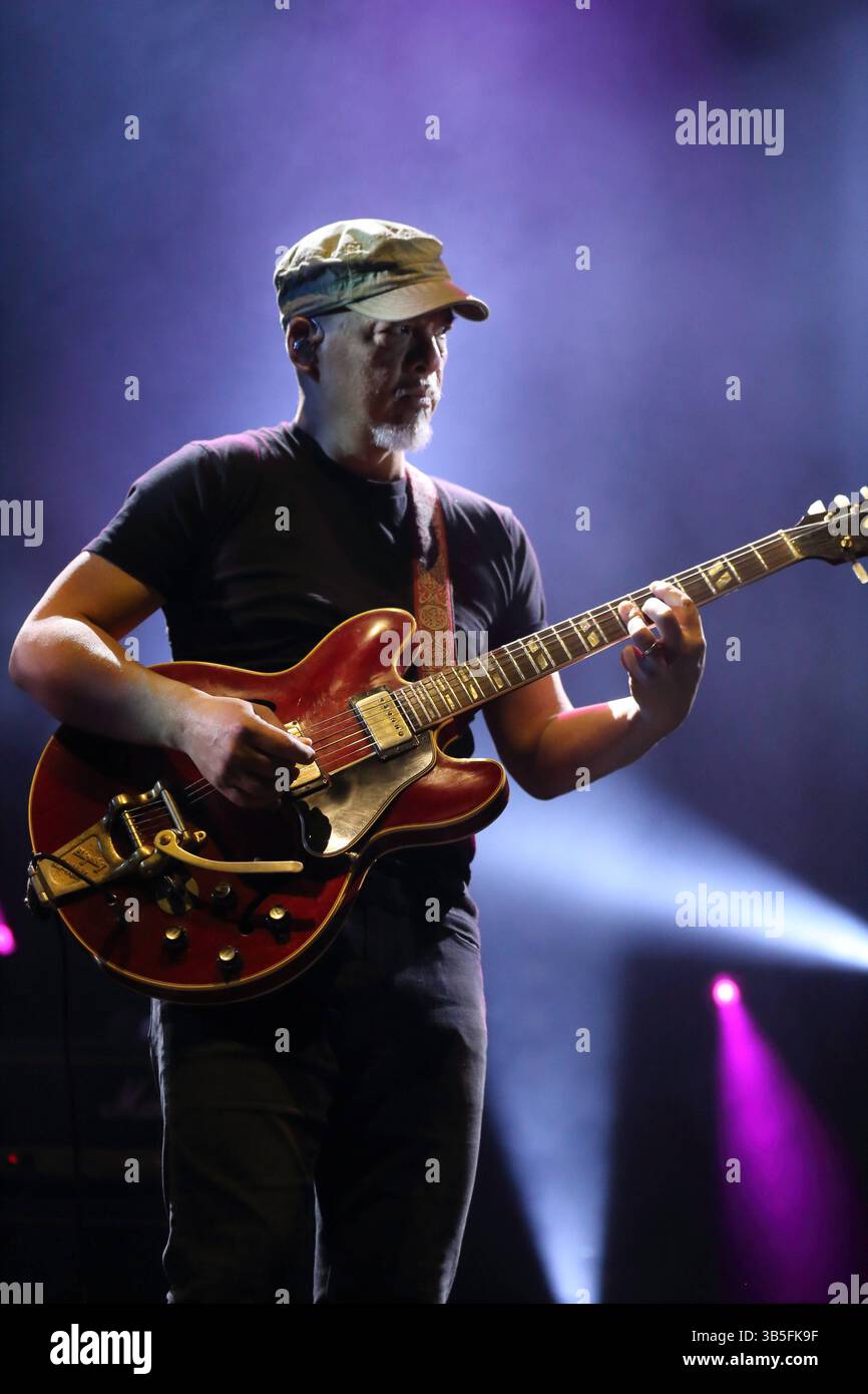 Joey Santiago von der Band Pixies bei einem Konzert im Tempodrom in ...