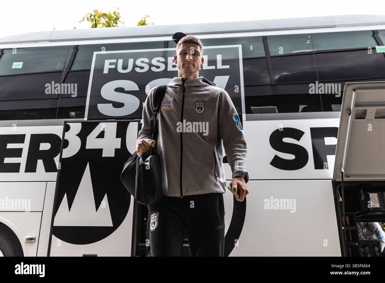 #4 Tom Gaal (SSV Ulm 1846 Fußball) Busankunft DFL regulations prohibit ...