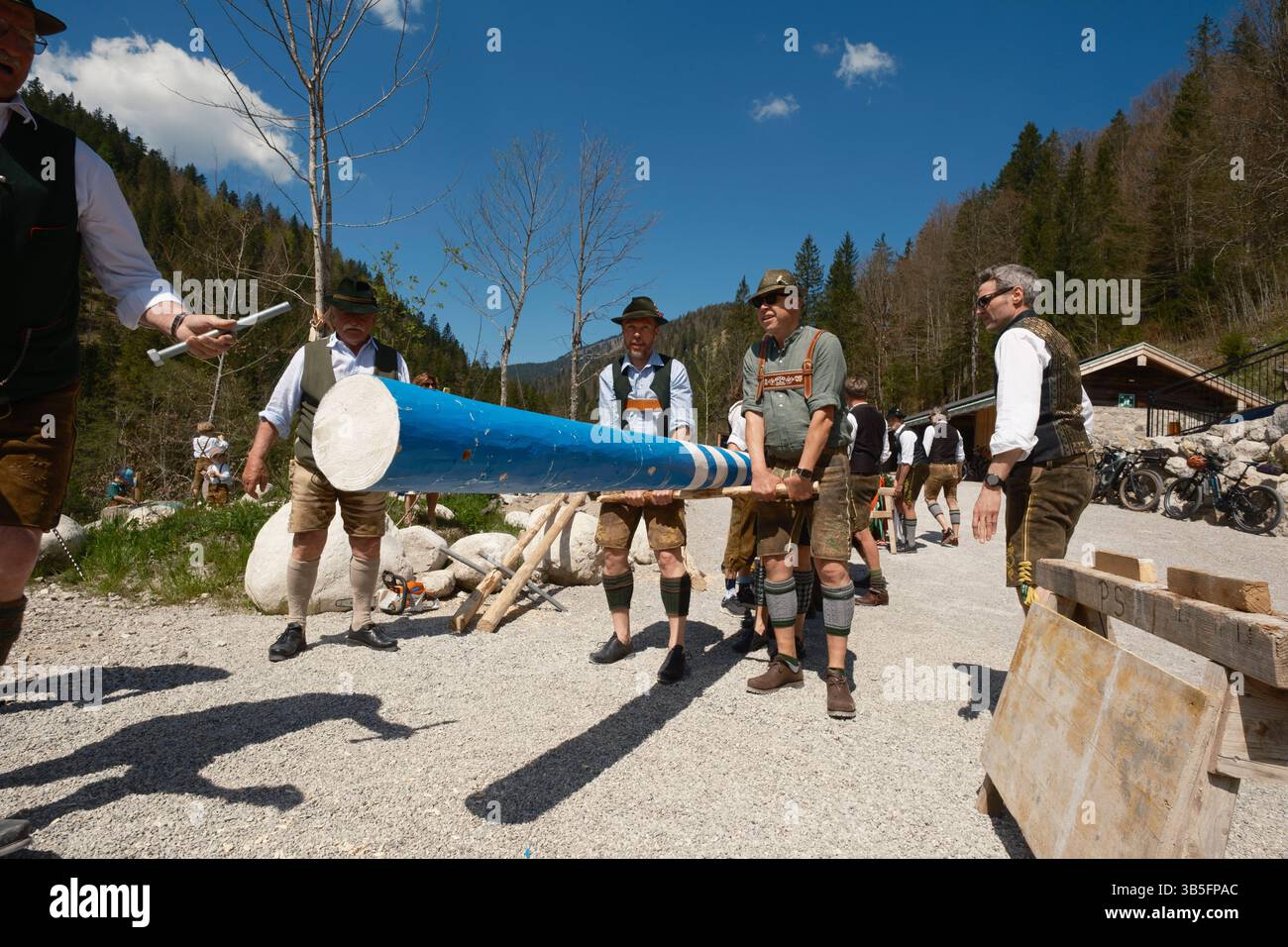 Johannes Rabl Mitte mit hellbleuen Hemd - Beim Forsthaus Valepp, das ...