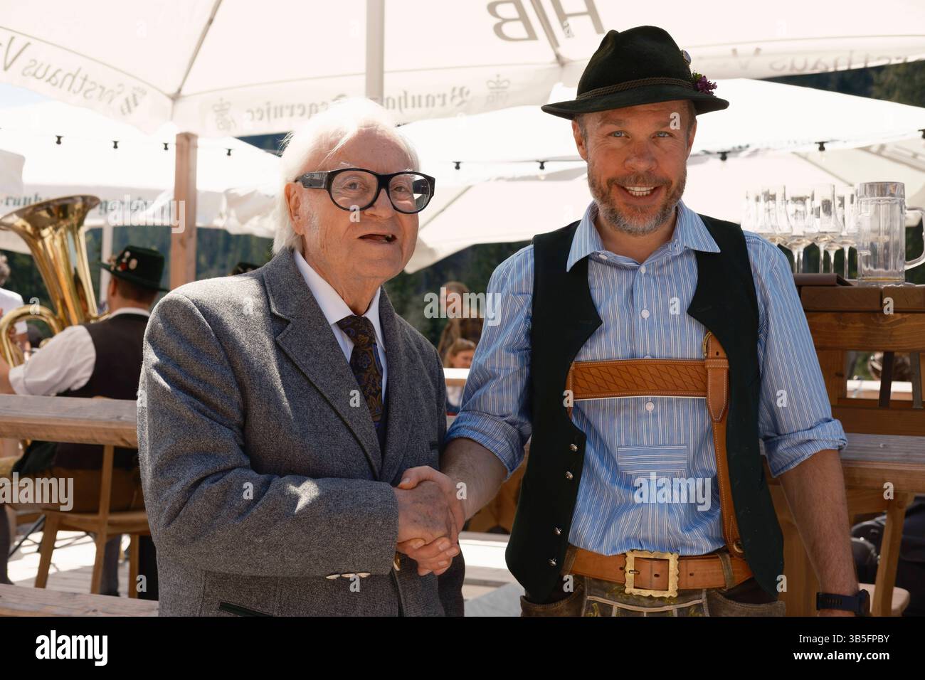 v.l. Werner Brombach Inhaber Erdinger Weissbier Brauerei und Johannes ...