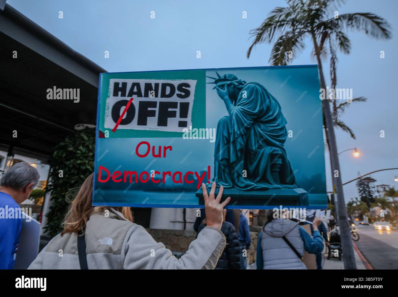 Crying statue of liberty hi-res stock photography and images - Alamy