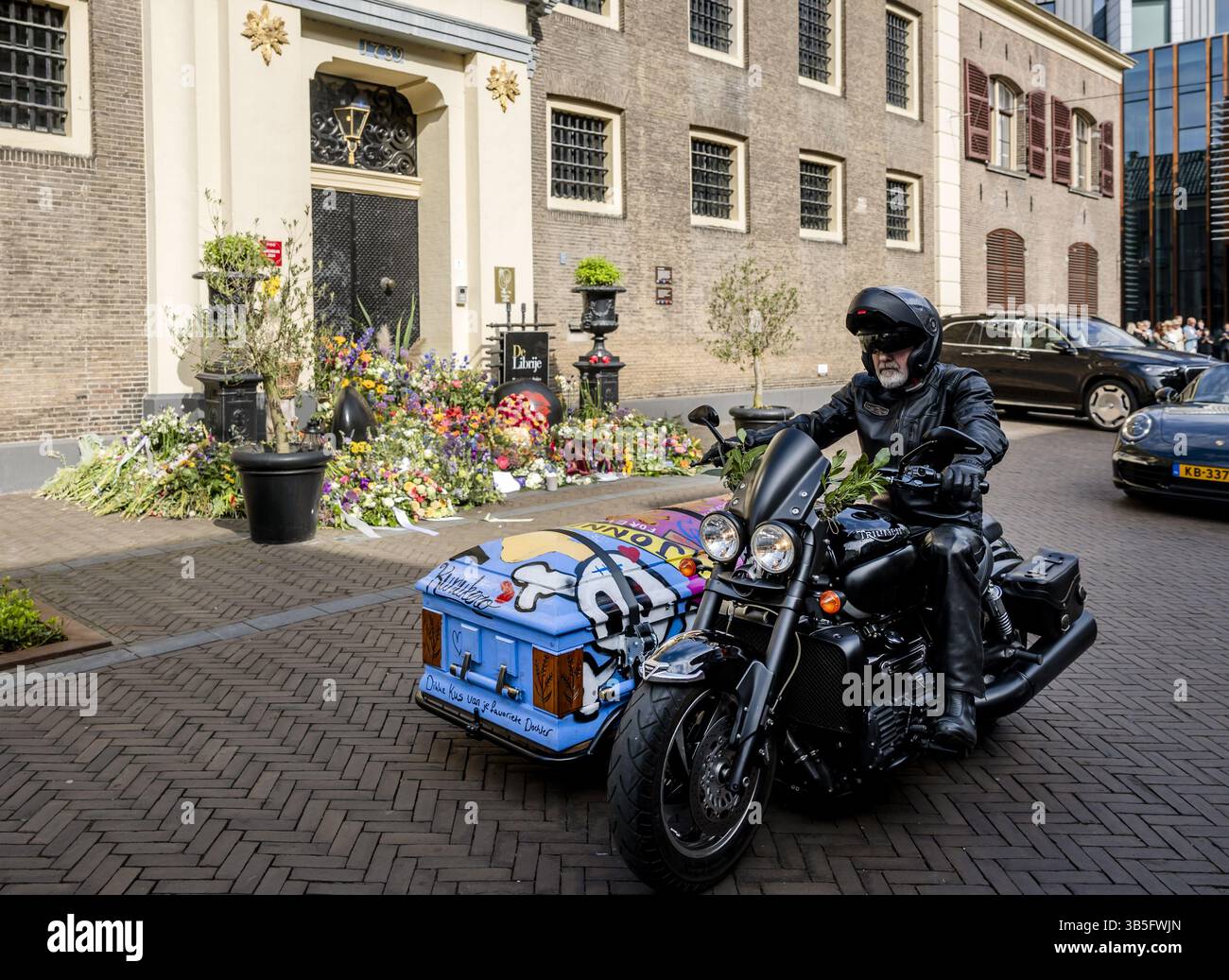 ZWOLLE - The coffin carrying Jonnie Boer, who died on Bonaire at the ...