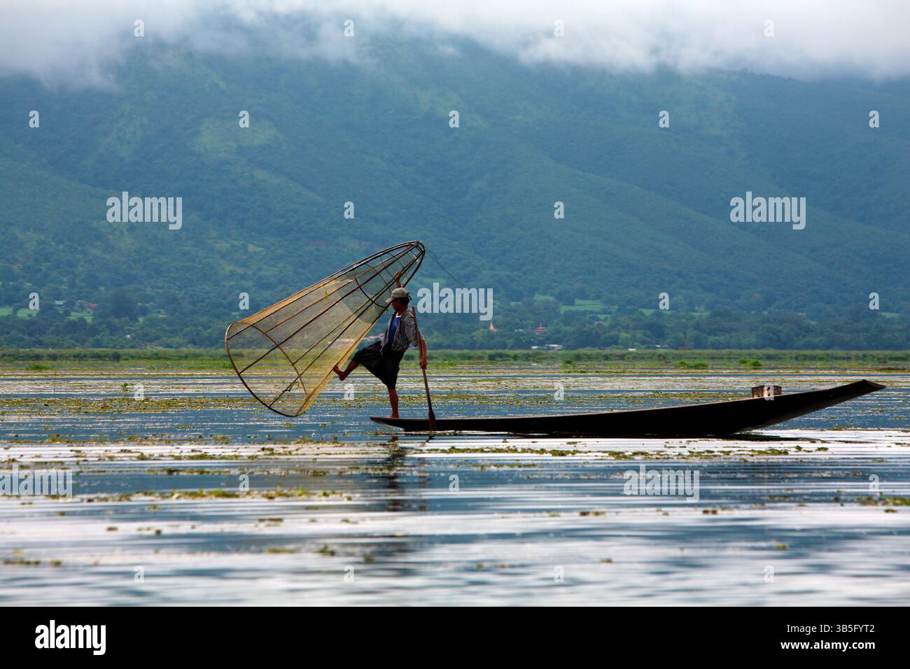 Inhle lake Boat is called a sampan (flat bottomed). Intha people live ...