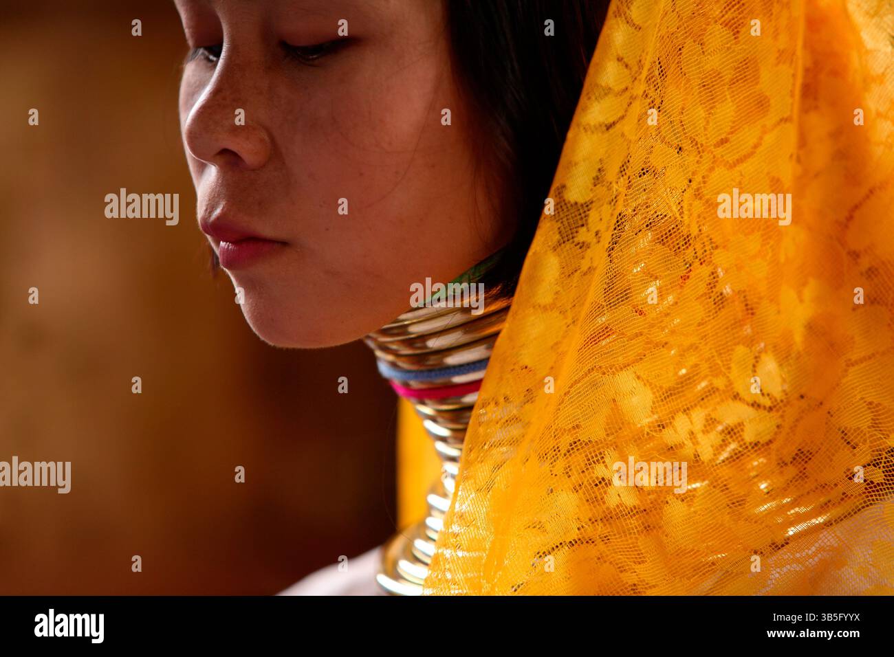 Giraffe necked women hi-res stock photography and images - Alamy