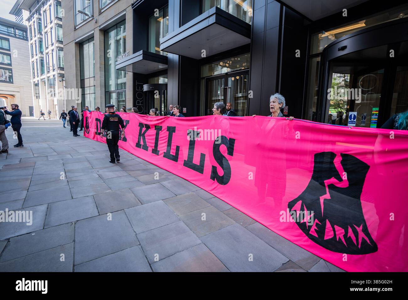 Climate change activists from "AXE DRAX" block the entrance to the ...