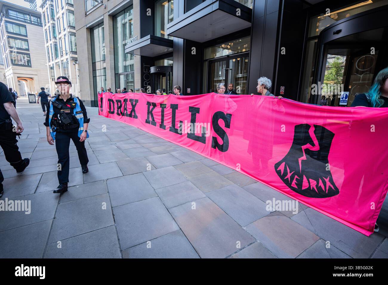 Climate change activists from "AXE DRAX" block the entrance to the ...