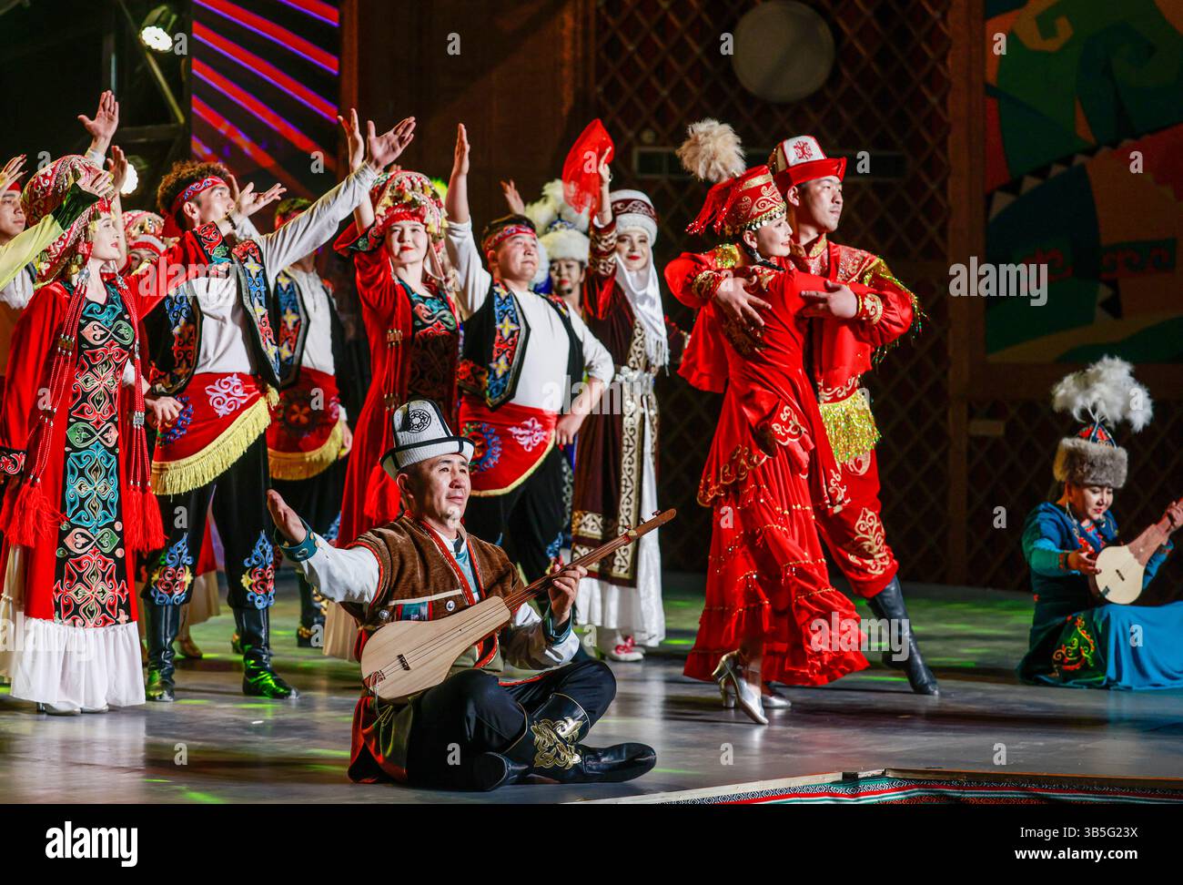 (250502) -- URUMQI, May 2, 2025 (Xinhua) -- Artists perform the "Manas ...