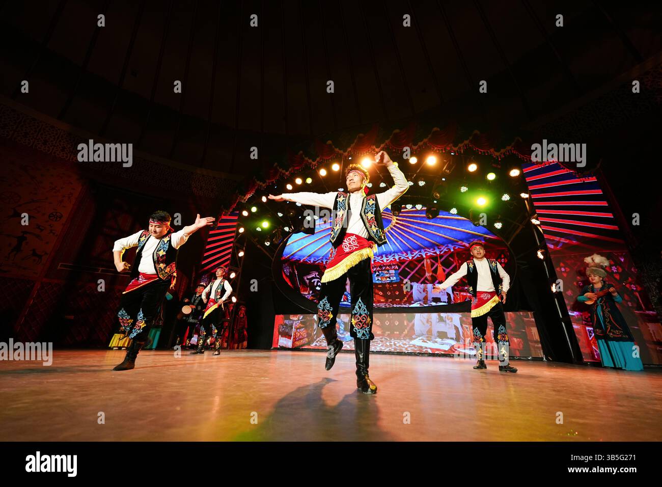 (250502) -- URUMQI, May 2, 2025 (Xinhua) -- Artists perform the "Manas ...