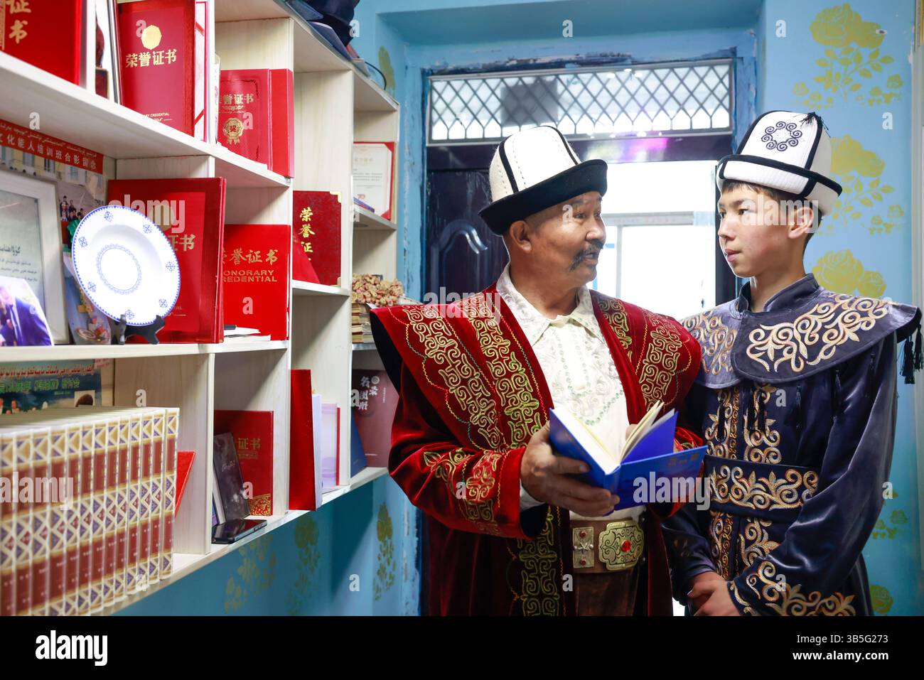 (250502) -- URUMQI, May 2, 2025 (Xinhua) -- Jannur Turganbay (L), a ...