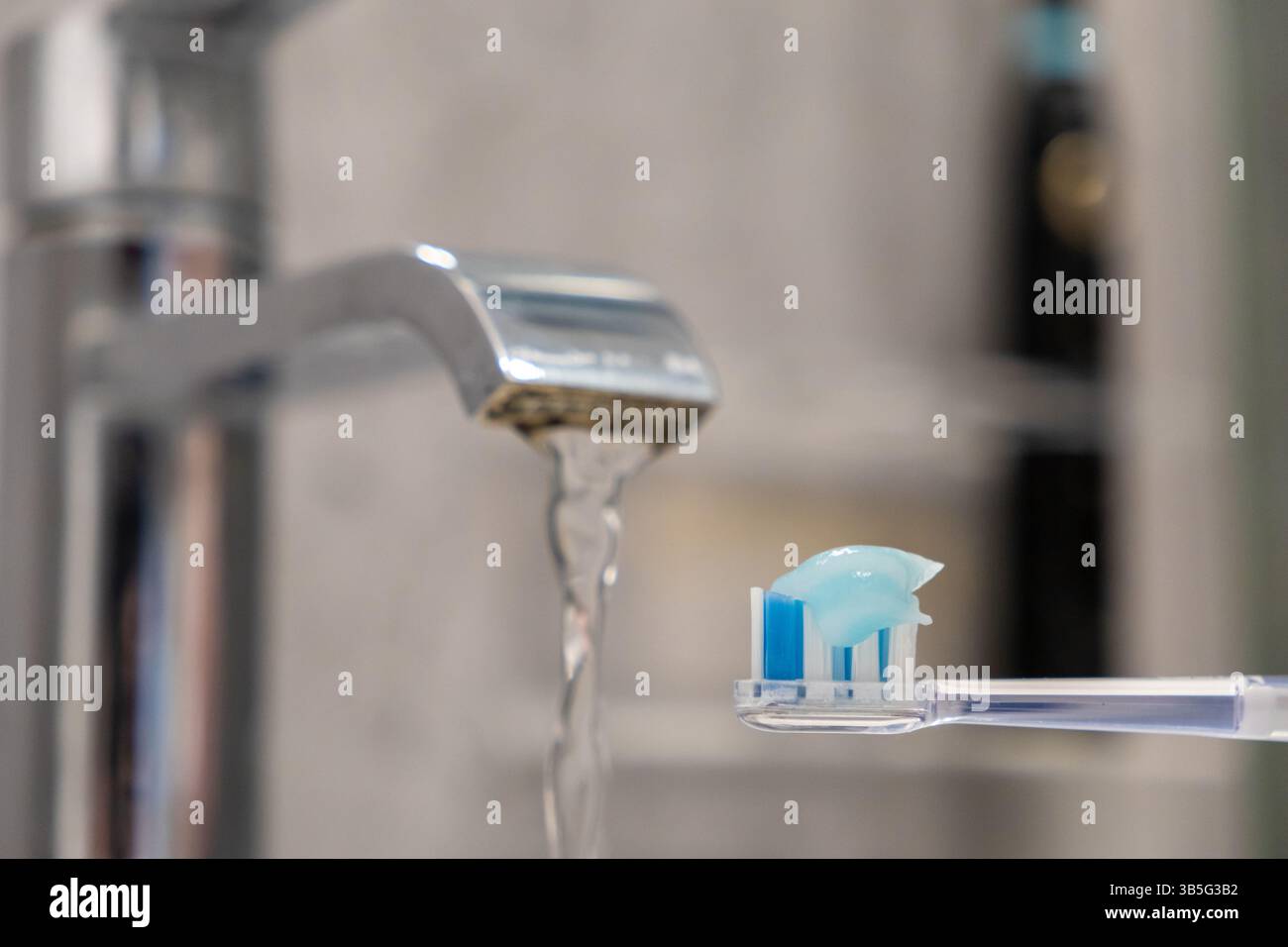 Oral electric toothbrush water hi-res stock photography and images - Alamy