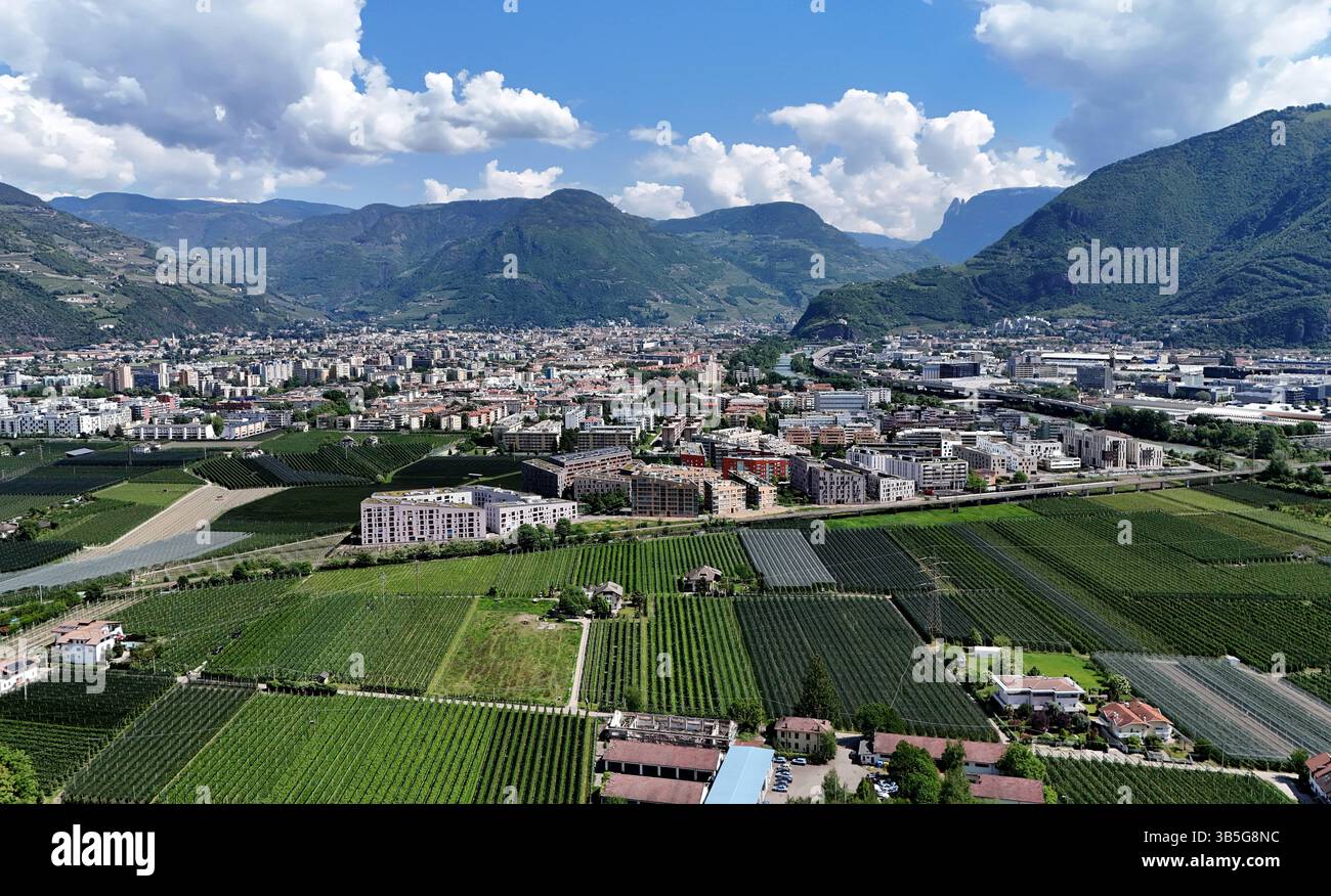 Ein Frühlingstag, Frühsommertag bei Bozen, Bolzano, hier die Skyline ...