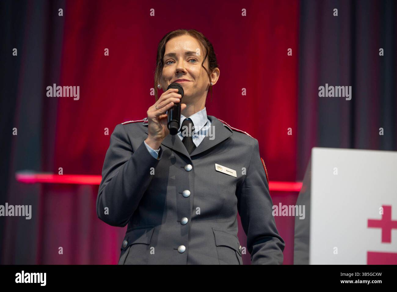 Tina Behnke, Stabsoffizierin der Bundeswehr, auf dem Podium Deutsche ...