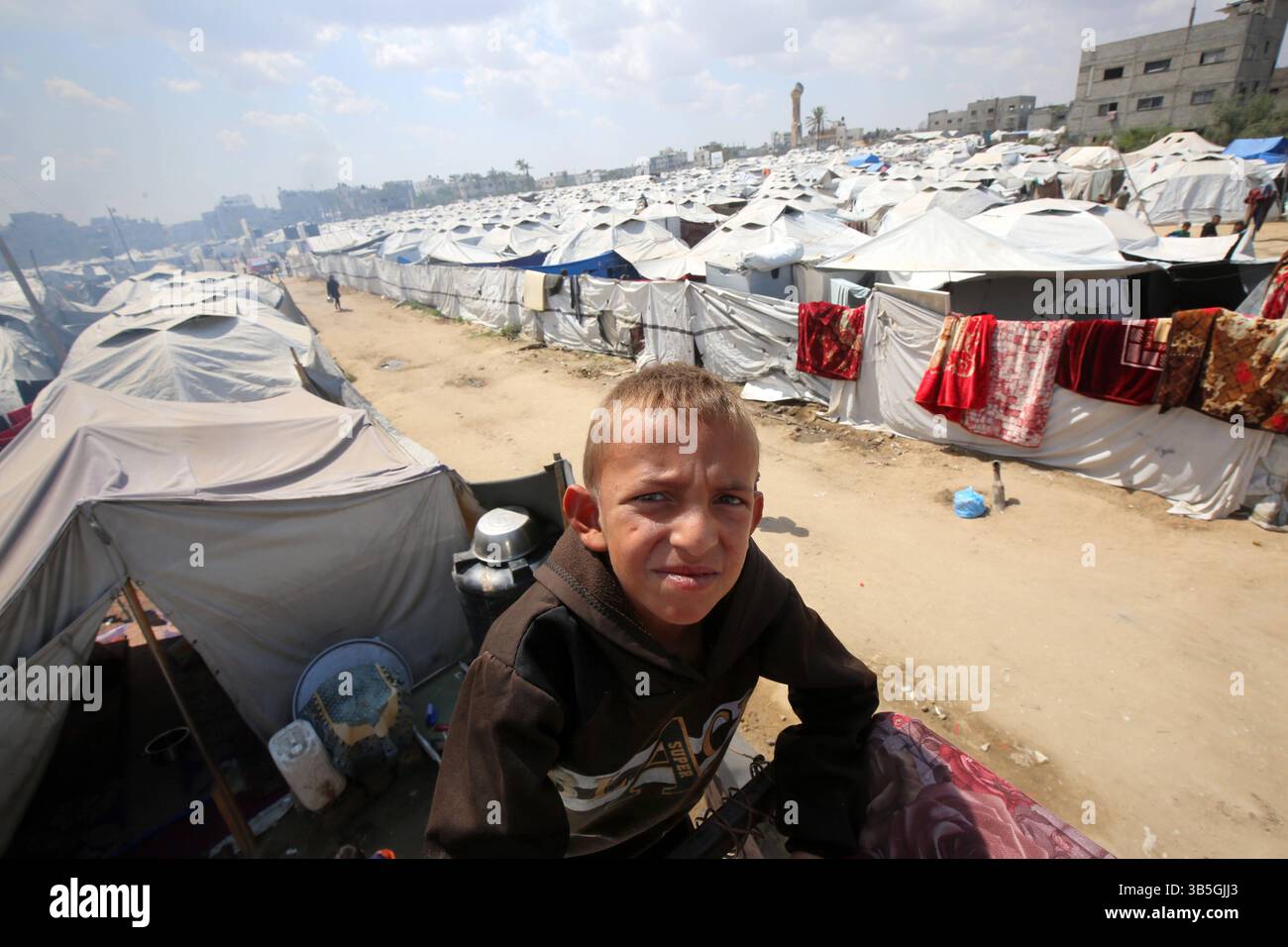 Long queues formed during the distribution of food by an aid ...