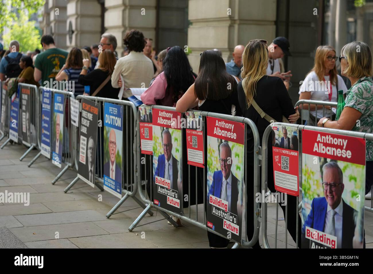 People queue outside the Australian High Commission in London to vote ...