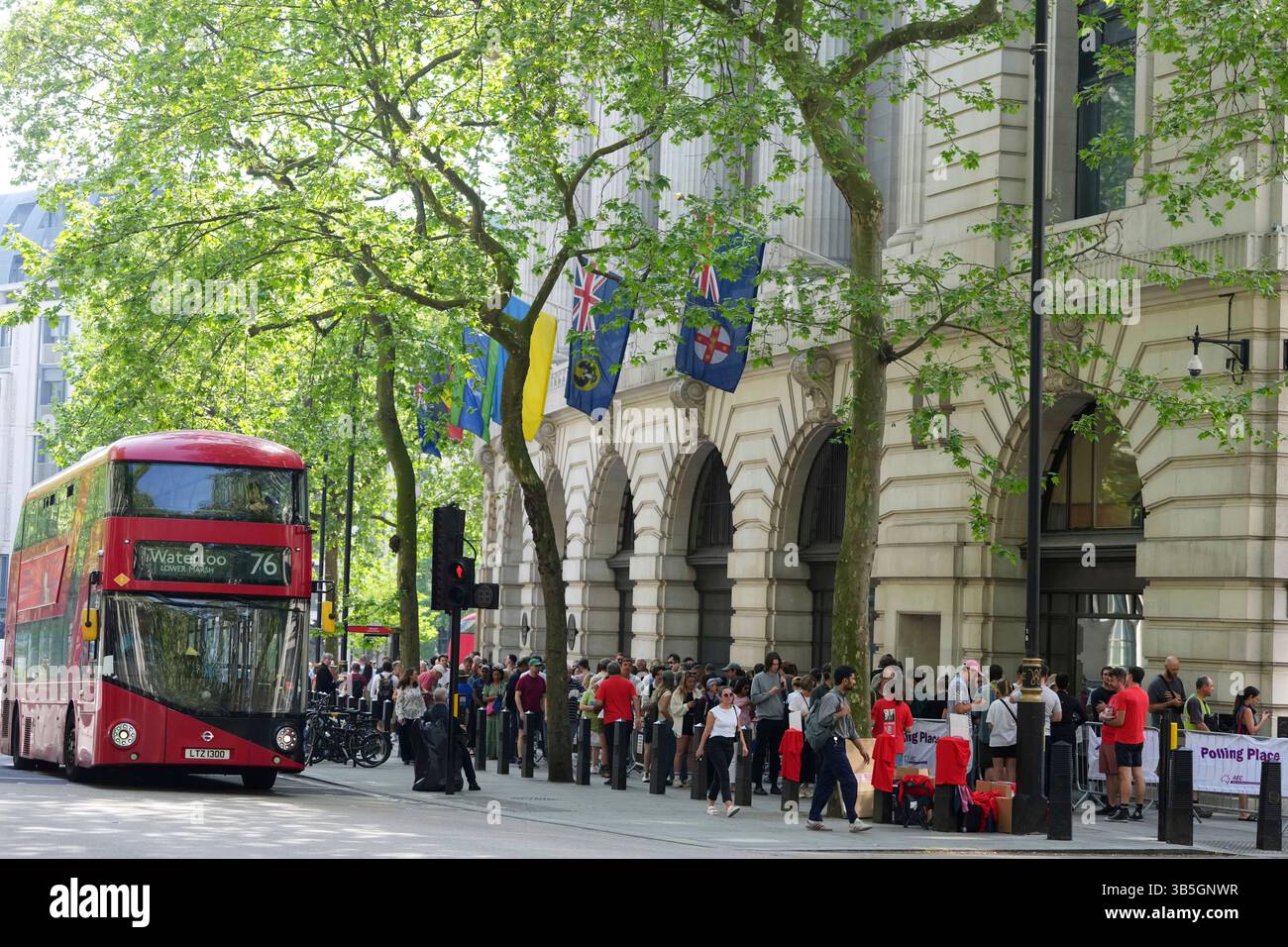 People queue outside the Australian High Commission in London to vote ...