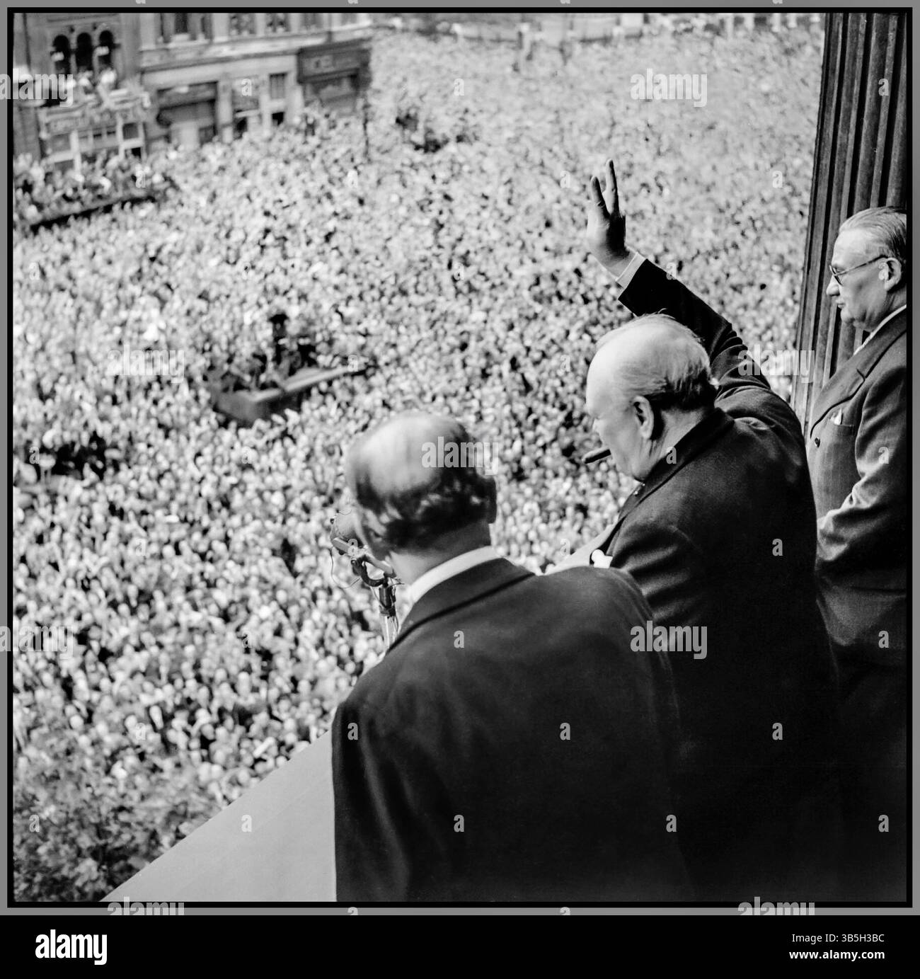 1945 ve day balcony hi-res stock photography and images - Alamy