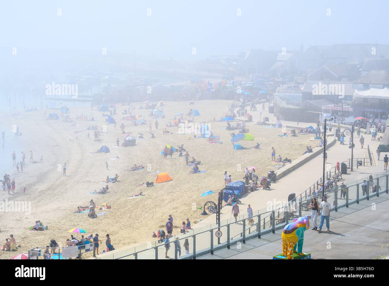 Lyme Regis, Dorset, UK. 2nd May, 2025. UK Weather: Sunseekers and ...