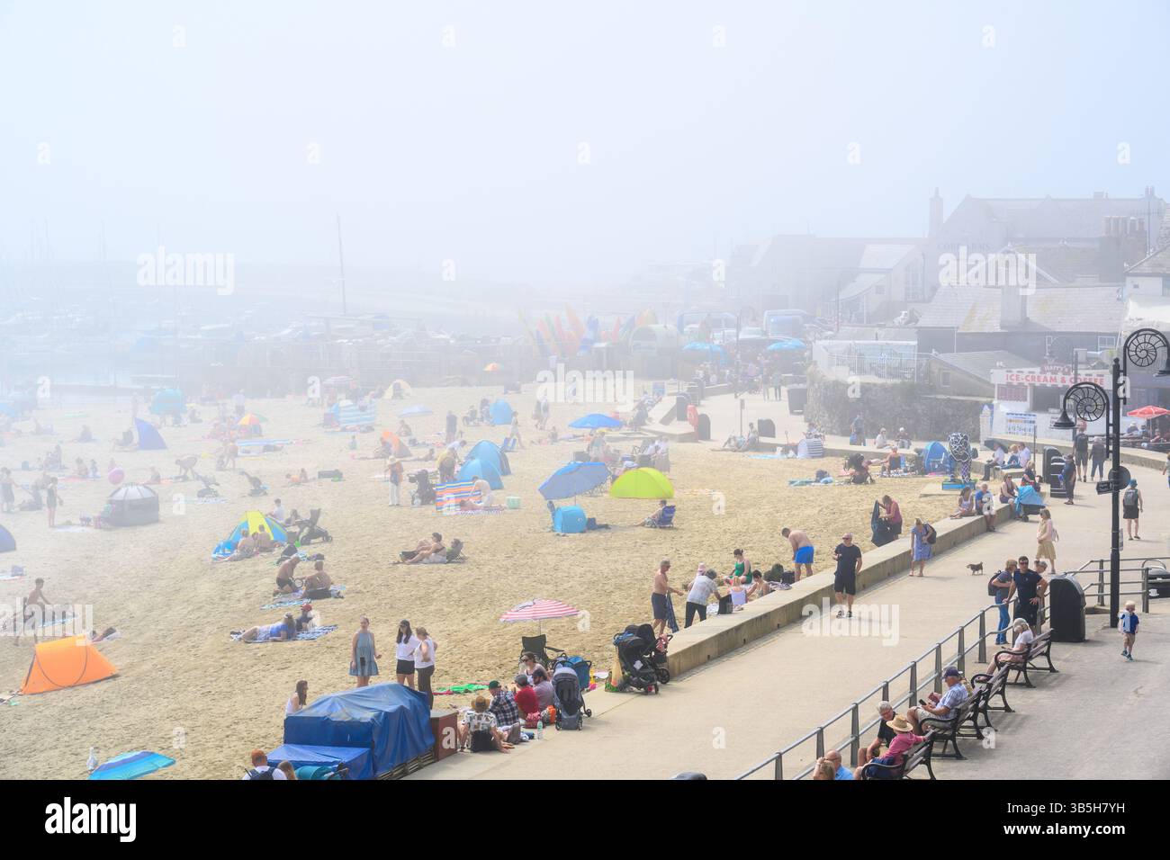 Lyme Regis, Dorset, UK. 2nd May, 2025. UK Weather: Sunseekers and ...