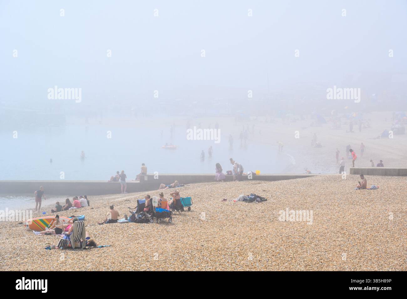 Lyme Regis, Dorset, UK. 2nd May, 2025. UK Weather: Sunseekers and ...