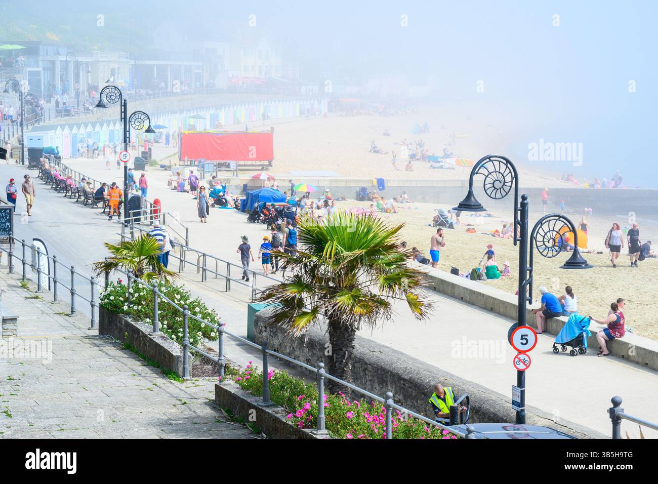 Lyme Regis, Dorset, UK. 2nd May, 2025. UK Weather: Sunseekers and ...