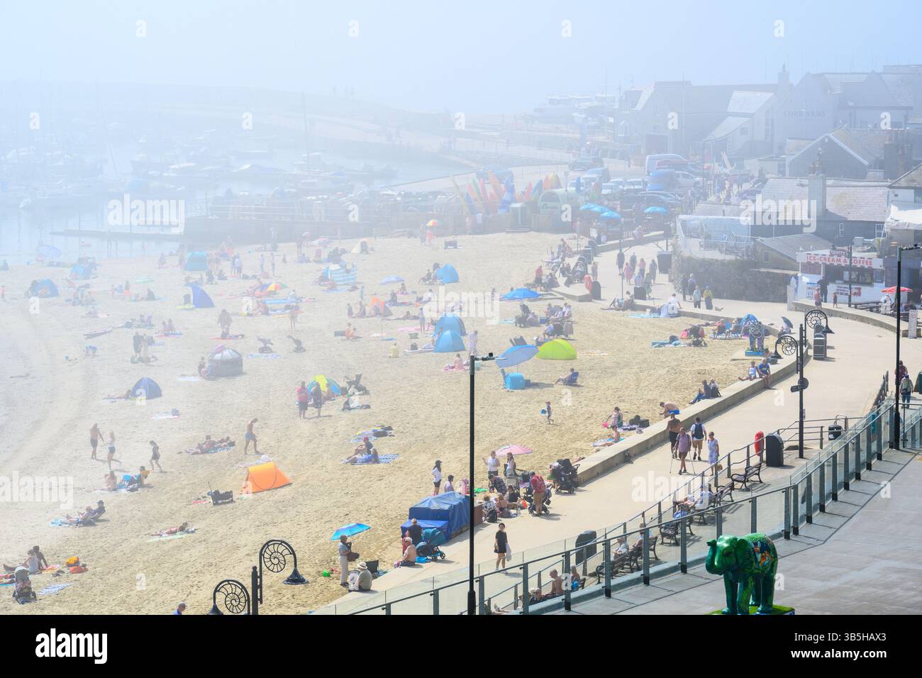 Lyme Regis, Dorset, UK. 2nd May, 2025. UK Weather: Sunseekers and ...