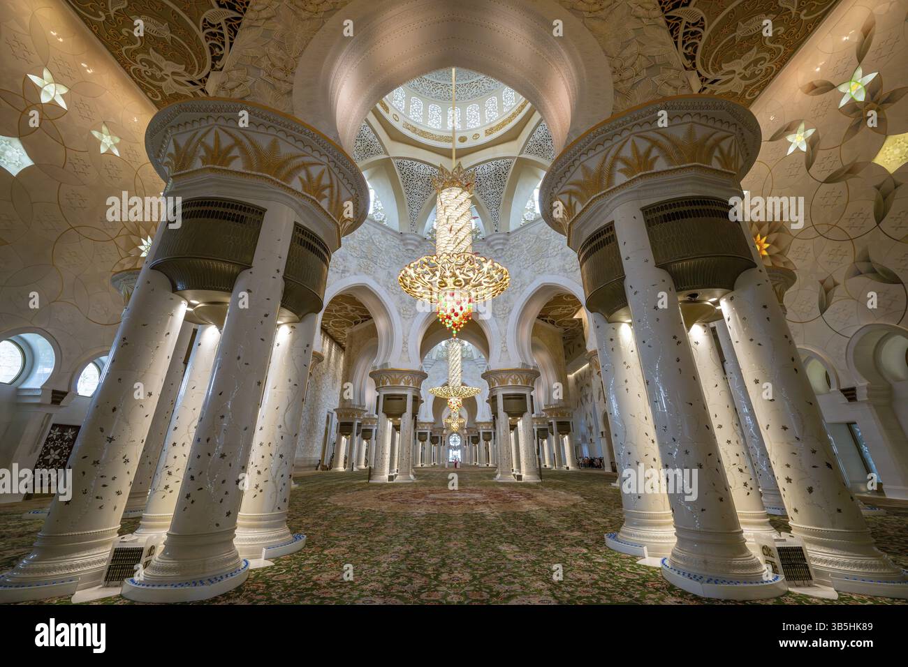 Prayer hall with chandelier in the Sheikh Zayed Mosque, Sheikh Zayed ...