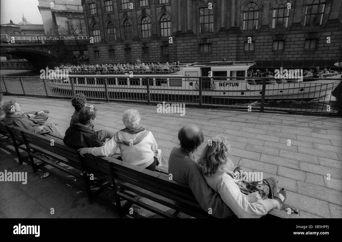 Germany, Berlin, 05.04.1992, citizen, bench, Monbijoupark, excursion ...
