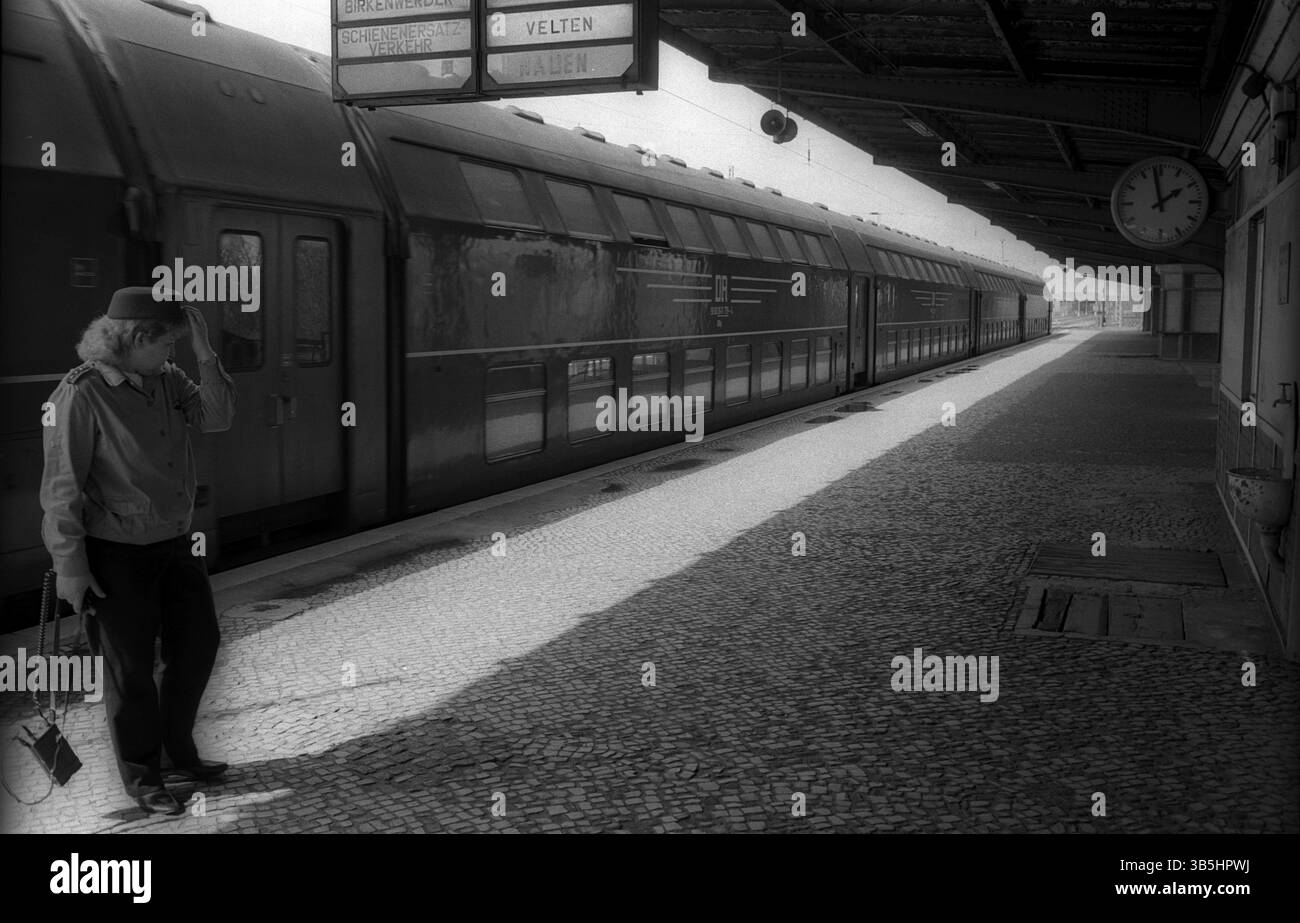 Germany, Hennigsdorf, 14.04.1992, Hennigsdorf railway station, double ...